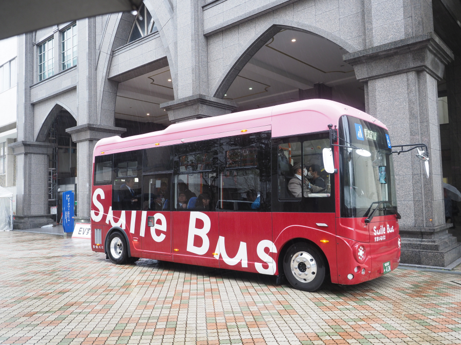 福井市内を走るEVすまいるバス‐SMILE BUS－のラッピングを福井高校と協働でデザインしました | まちづくりデザインセンター | 福井工業大学